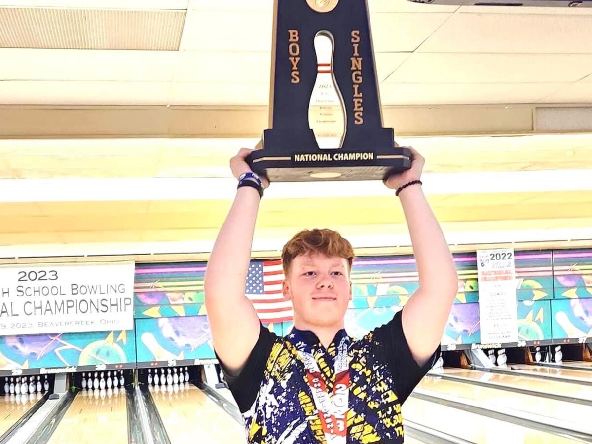 Charlie Hunt signs with Rock Valley College