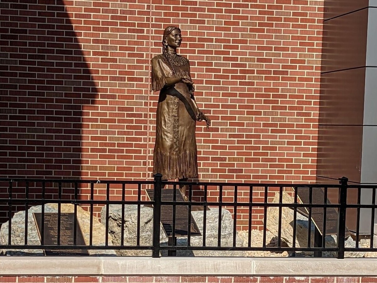 Statue of Hononegah dedicated and unveiled in special ceremony